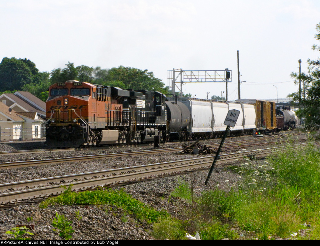 BNSF 6745 and NS 9261